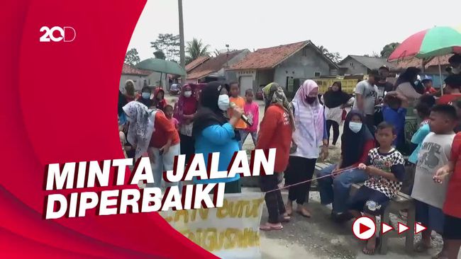 Kesal Jalan Tak Kunjung Diperbaiki, Emak-emak Blokir Akses Tambang Batu Kesal Jalan Tak Kunjung Diperbaiki, Emak-emak Blokir Akses Tambang Batu