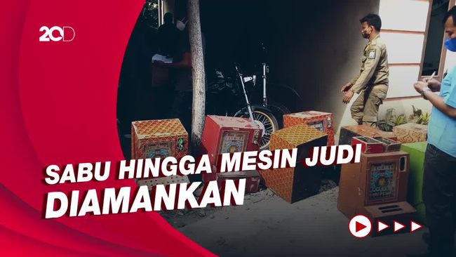 Momen Polisi Gerebek Kampung Narkoba di Deli Serdang, 3 Orang Dibekuk Momen Polisi Gerebek Kampung Narkoba di Deli Serdang, 3 Orang Dibekuk