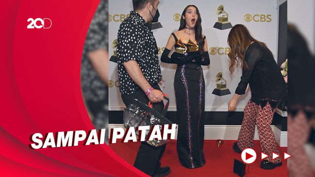 Ekspresi Olivia Rodrigo Tak Sengaja Jatuhkan Piala Grammy