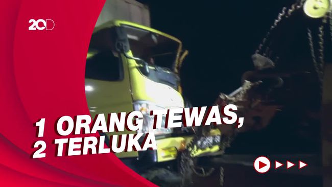 Truk Boks Serempet Mobil PJR dan Mobil Pemudik yang Perbaiki Pecah Ban Truk Boks Serempet Mobil PJR dan Mobil Pemudik yang Perbaiki Pecah Ban