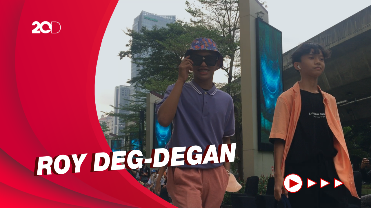 Aksi Roy 'CFW' Fashion Show di Kuningan Jaksel Pakai Outfit Lokal