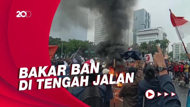 Massa Demo Tolak BBM Naik Blokade Bundaran Patung Kuda Massa Demo Tolak BBM Naik Blokade Bundaran Patung Kuda