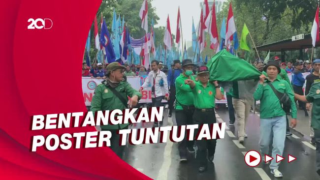 Bawa Keranda-Spanduk, Massa Buruh Tolak BBM Naik Tiba di Patung Kuda Bawa Keranda-Spanduk, Massa Buruh Tolak BBM Naik Tiba di Patung Kuda