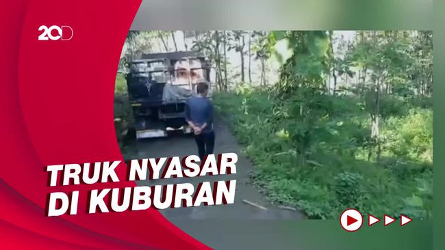 Truk Nyasar di Kuburan Semarang Usai Beri Tumpangan 'Wanita Cantik' Truk Nyasar di Kuburan Semarang Usai Beri Tumpangan 'Wanita Cantik'