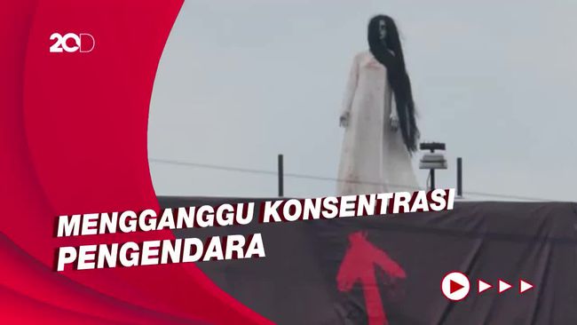 'Kuntilanak' di Baliho Bandung Bikin Resah Warga 'Kuntilanak' di Baliho Bandung Bikin Resah Warga