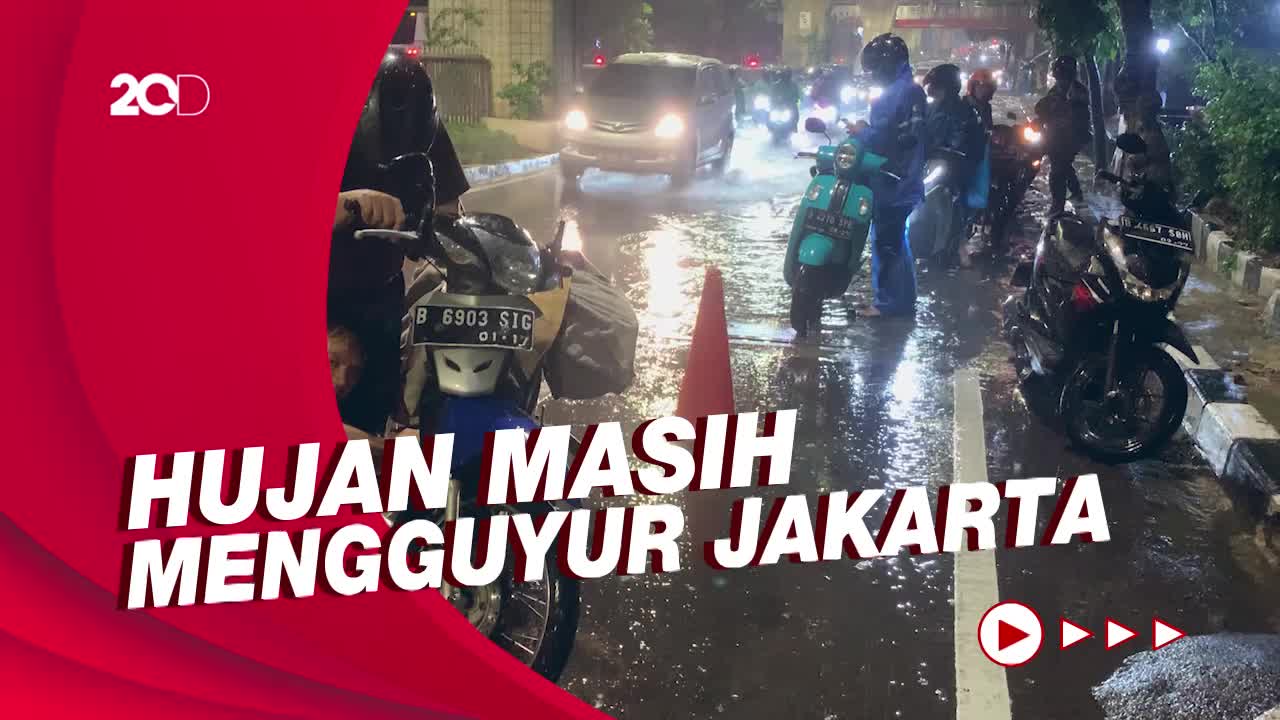 Sejumlah Motor Mogok Usai Terobos Banjir di Jalan Kapten Tendean Jaksel