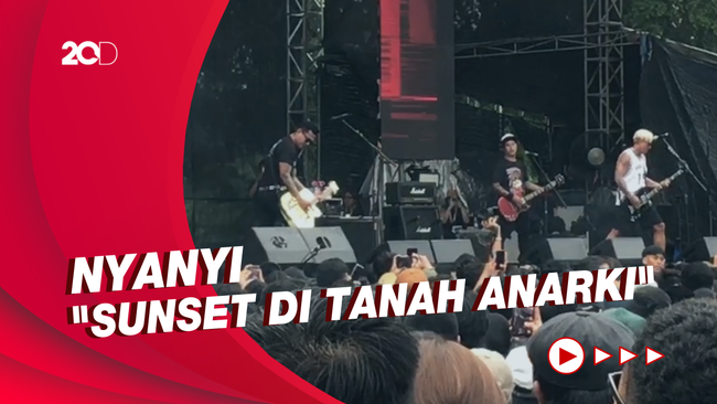Keasyikan Superman is Dead Nyanyi Bareng Fans di Panggung Synchronize Fest