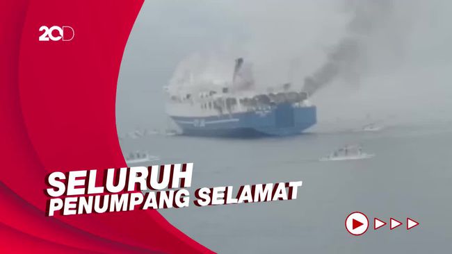 Dramatis! Ratusan Penumpang Dievakuasi saat Kapal Mutiara Timur I Terbakar di Selat Bali