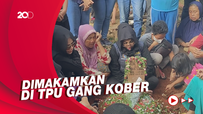 Tangis Keluarga Pecah saat Ki Joko Bodo Dimakamkan Tangis Keluarga Pecah saat Ki Joko Bodo Dimakamkan