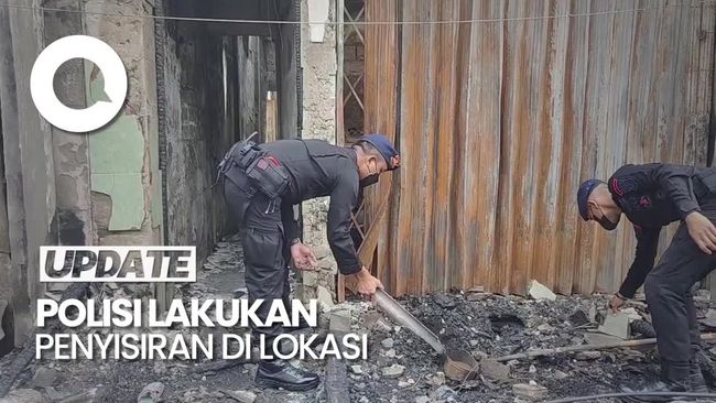 Petugas Masih Bersihkan Puing Sisa Kebakaran Depo Plumpang Petugas Masih Bersihkan Puing Sisa Kebakaran Depo Plumpang
