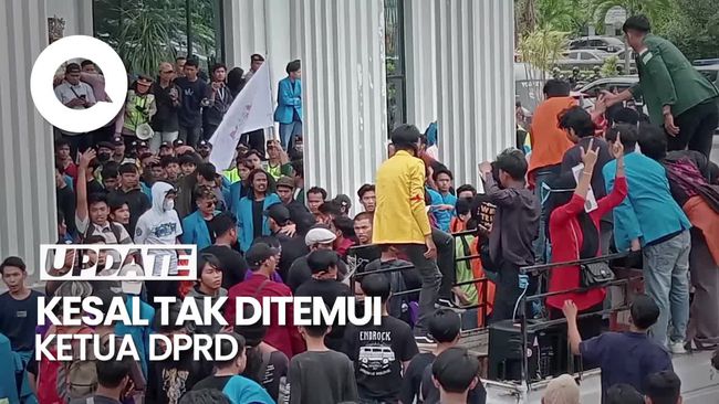 Demo Tolak UU Ciptaker Ricuh, Mahasiswa Paksa Masuk Gedung DPRD Jambi
