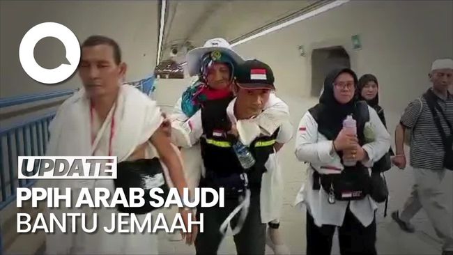 Momen Petugas PPIH Arab Saudi Bantu Jemaah Haji di Mina