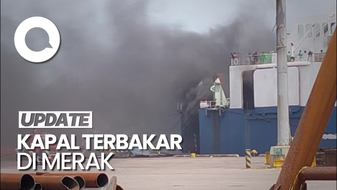 Momen Kepanikan Penumpang Kapal Terbakar di Pelabuhan Merak Momen Kepanikan Penumpang Kapal Terbakar di Pelabuhan Merak