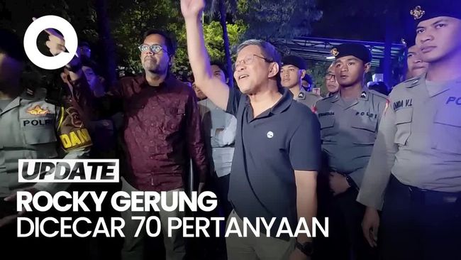 Rocky Gerung Disambut Pendukungnya Usai 9 Jam Diperiksa Bareskrim