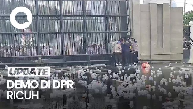 Demo Apdesi di DPR Ricuh, Massa Lempari Botol ke Polisi