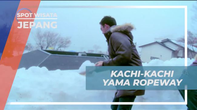Membersihkan Salju Dengan Sekop di Kachi-kachi Yama Ropeway Jepang