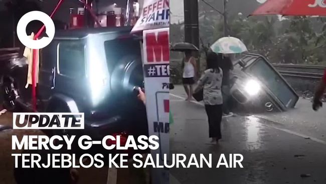 Momen Tim Damkar Evakuasi Mercy G-Class dari Saluran Air di Jaksel