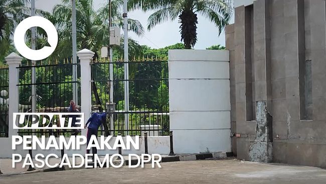 Kondisi Pagar dan Tembok Gedung DPR RI Seusai Demo Apdesi Ricuh