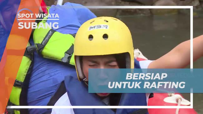 Memakai Alat Keselamatan, Bersiap Untuk Rafting di Subang