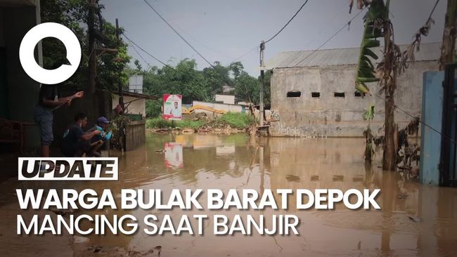 Kala Warga Bulak Barat Depok Asyik Memancing di Tengah Banjir