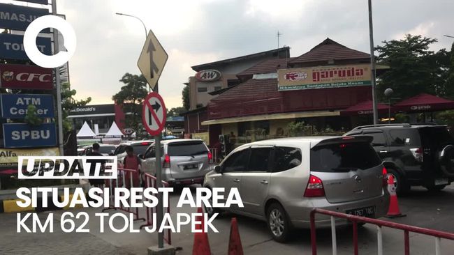 Rest Area KM 62 Tol Japek Ramai Pemudik Sore Ini