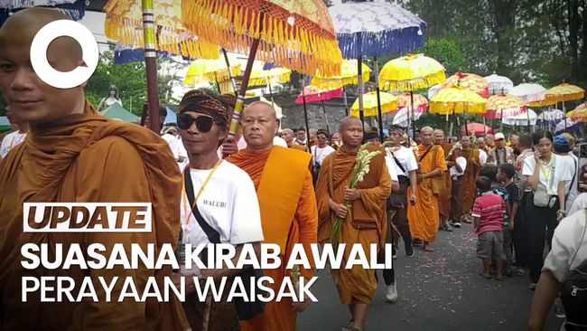 Ribuan Umat Buddha Ikuti Kirab Waisak dari Candi Mendut ke Borobudur
