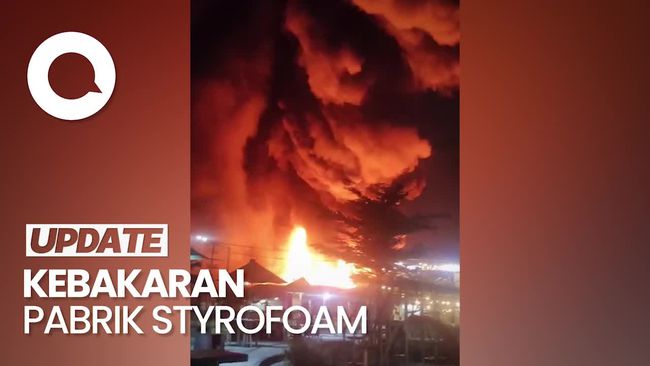 Video Penampakan Kebakaran Pabrik Styrofoam di Gresik