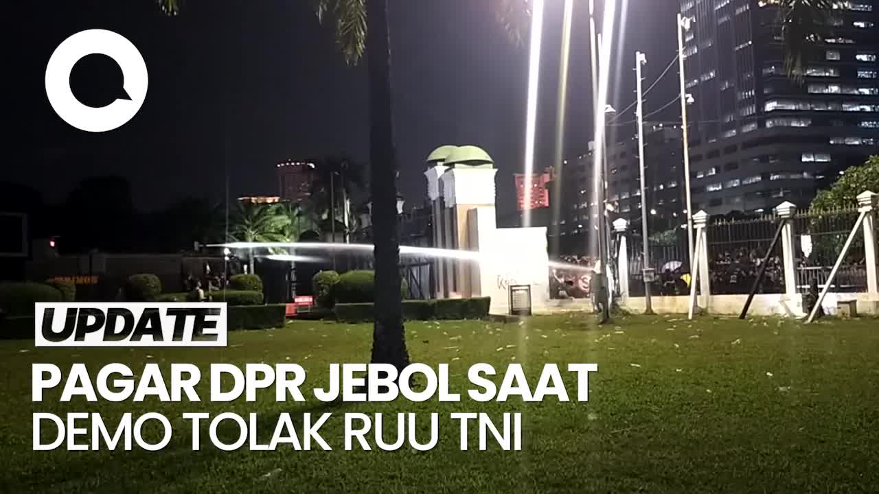 Video: Pagar DPR Jebol, Polisi Tembakkan Water Cannon ke Massa Demo